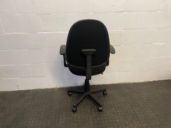 Black Mid Back Typist Chair with arms | 2ndhandwarehouse.com