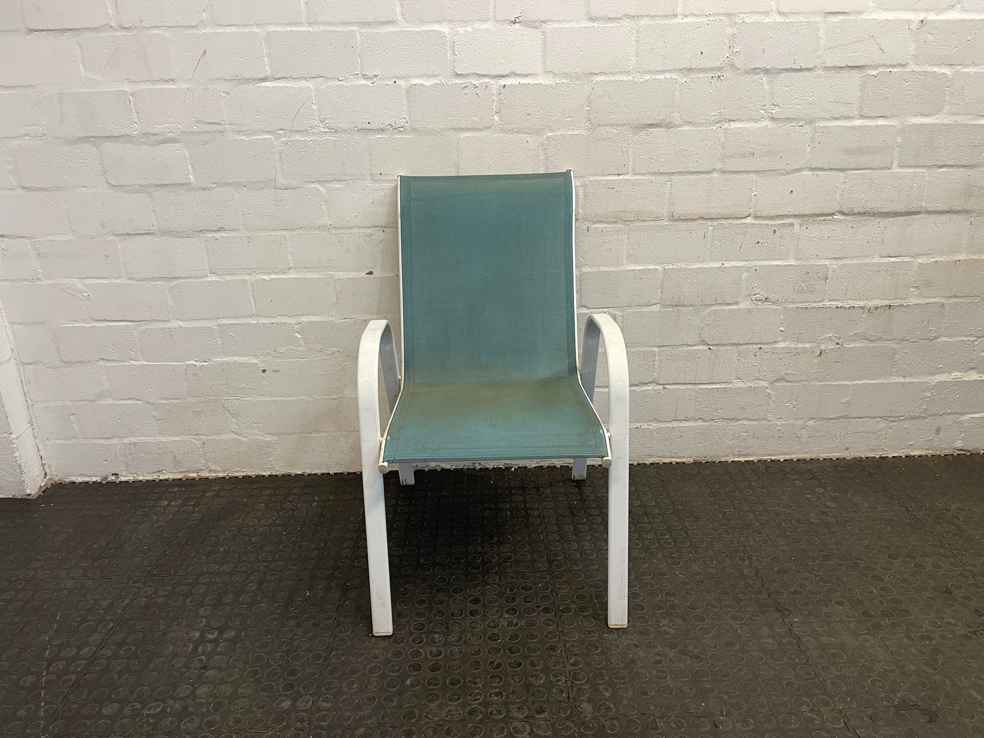 White Steel Frame Patio Chair | 2ndhandwarehouse.com