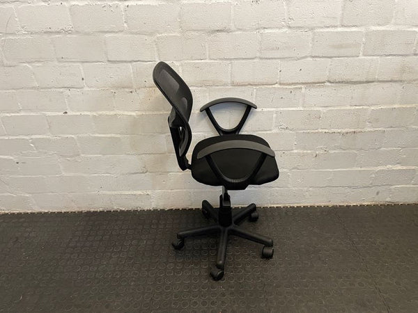 Mesh Back Office Chair with Arms | 2ndhandwarehouse.com