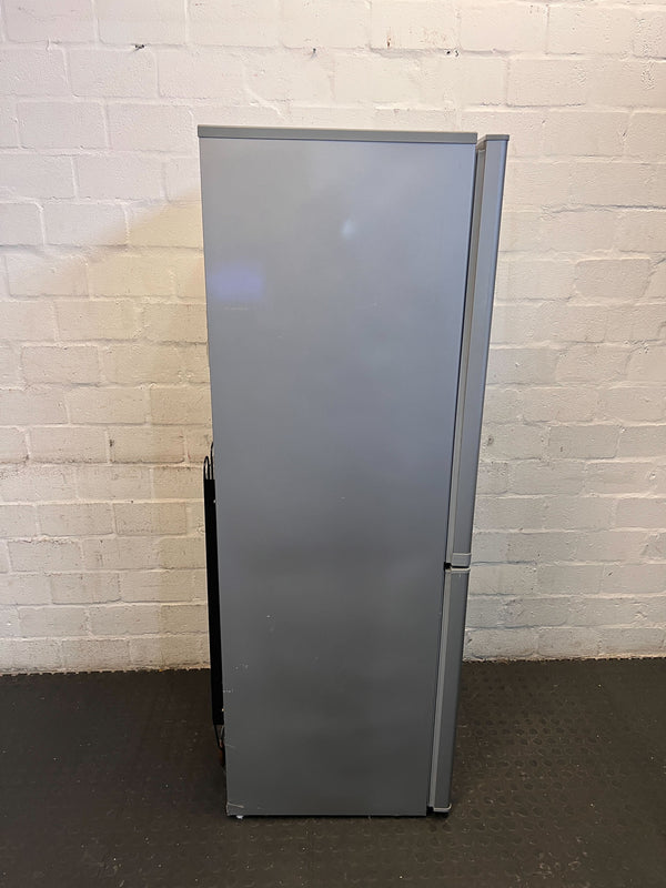 Sleek Silver Bottom-Freezer Fridge – Minor Scratches | 2ndhandwarehouse.com